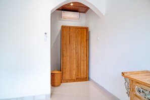 Villa, 3 quartos, piscina privativa | Cofre no quarto, secretária