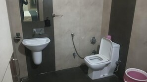 Um polibã, toalhas fornecidas, sabão, champô