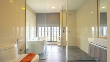 Apartamento conforto, 3 quartos, vista para a cidade | Banheiro | Chuveiro, secador de cabelo, toalhas de banho, sabonete