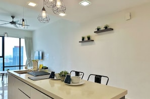 Apartamento conforto, 2 quartos, vista para a cidade | Opções para refeição no quarto