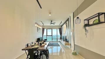 Apartamento Comfort, 2 quartos, kitchenette, Vista para a cidade | Refeições no quarto