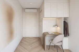 Quarto Standard | Secretária, secretária adequada para computadores portáteis 