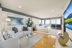 Casa superluxo, várias camas, acesso à piscina, vista para a piscina (Solara Point) | Área de estar | TV de tela plana 55 polegadas com canais digitais, lareira