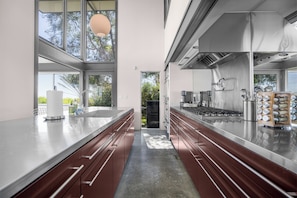 Casa superluxo, várias camas, acesso à piscina, vista para a piscina (Solara Point) | Cozinha privada | Geladeira, micro-ondas, fogão, cooktop