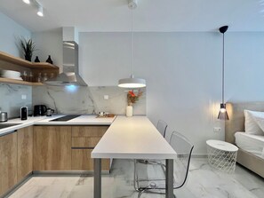 Suíte luxo, sacada | Cozinha americana privada | Máquina de café expresso