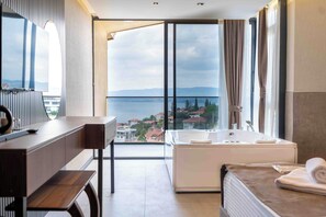 Quarto Duplo Deluxe, varanda, vista para o lago | Secretária, secretária adequada para computadores portáteis 