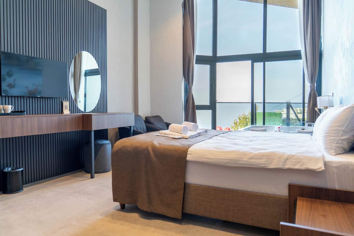 Quarto Comfort, varanda | Secretária, secretária adequada para computadores portáteis