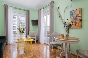 Hermes City Apartment | Sala de estar | Smart TV de 50 polegadas com canais via satélite, Netflix