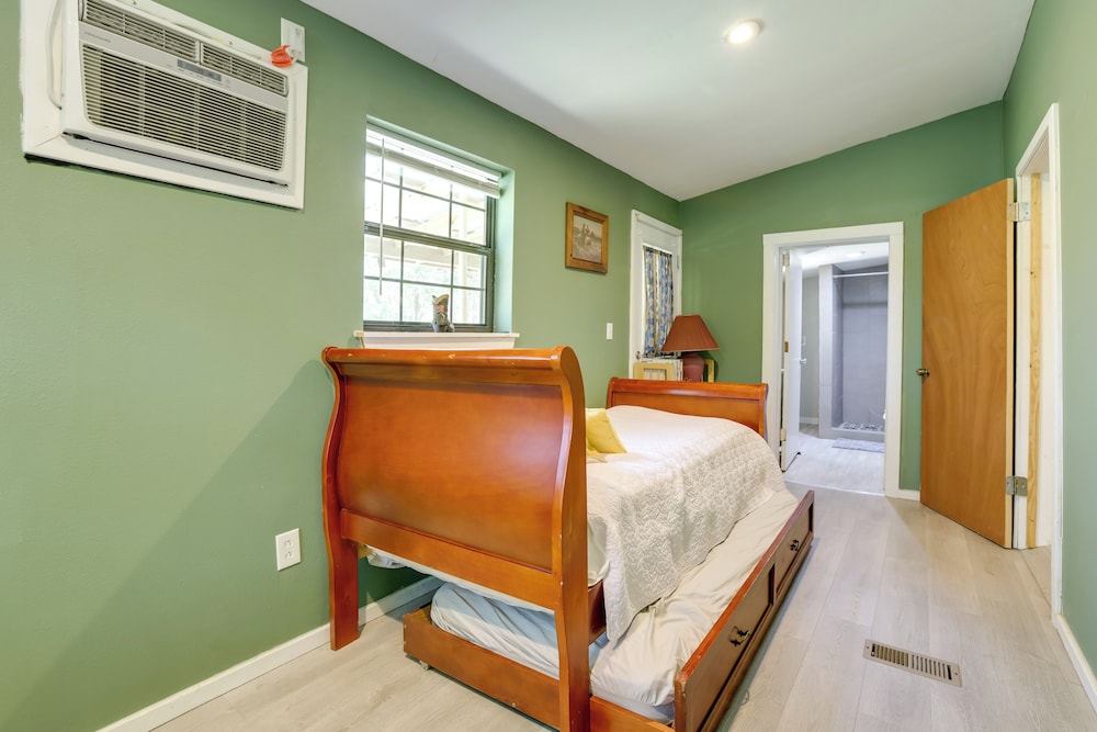 Outdoor Entertainment Areas: Cleveland Cottage - Cleveland, TX