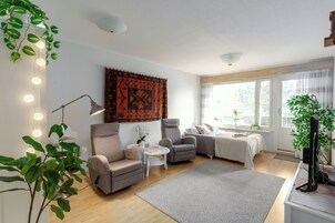 Apartamento Standard, varanda, vista para o pátio | Sala de estar | TV de ecrã plano 