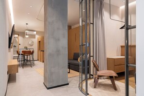 Apartamento, 2 quartos | Área de estar | TV de tela plana