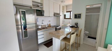 Apartamento básico | Cozinha privada | Geladeira, micro-ondas, fogão, cafeteira/chaleira
