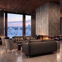 Uma sala de estar moderna com um amplo sofá seccional, uma lareira e vista para uma paisagem nevada através de grandes janelas.