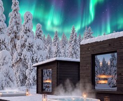 Uma cabana de madeira com hidromassagem e uma janela com vista para uma floresta nevada sob a aurora boreal.