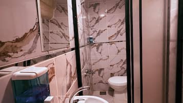 Quarto Quádruplo | Casa de banho | Um polibã, um secador de cabelo, toalhas fornecidas, sabão