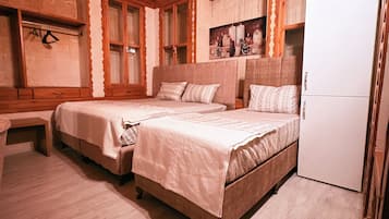 Quarto Triplo de Luxo | Minibar, secretária, secretária adequada para computadores portáteis