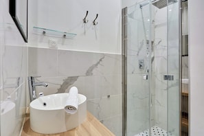 Apartamento | Casa de banho | Um secador de cabelo, toalhas fornecidas, sabão, champô