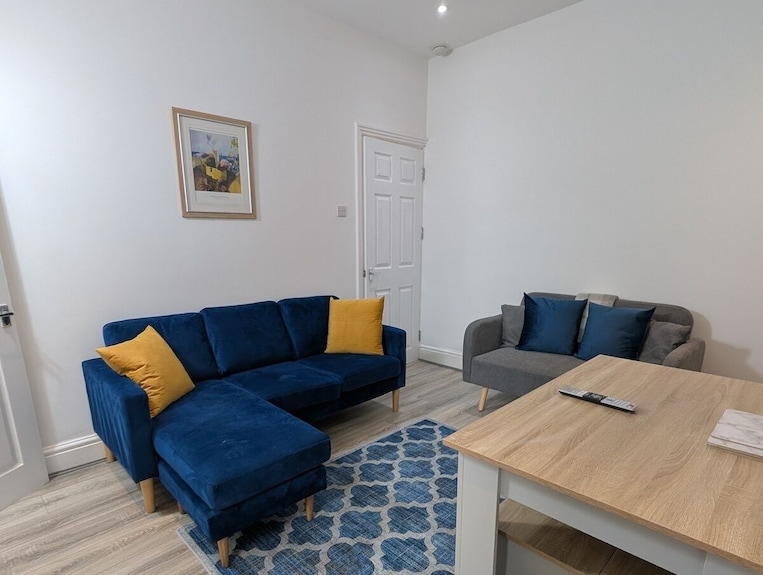 Contractors 4br Home, Newly Refurb, Nr Centre - Wolverhampton