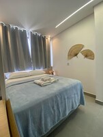 Apartamento | Cortinas blackout, ferros/tábuas de passar roupa, Wi-Fi de cortesia