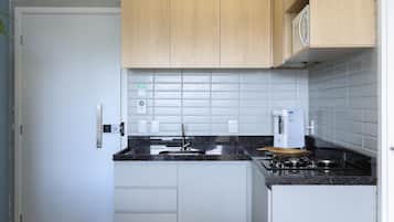 Apartamento | Cozinha privada | Geladeira grande, micro-ondas, cooktop