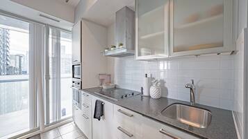 Apartamento Exclusivo | Cozinha privada | Um frigorífico/congelador grande, um micro-ondas, um forno