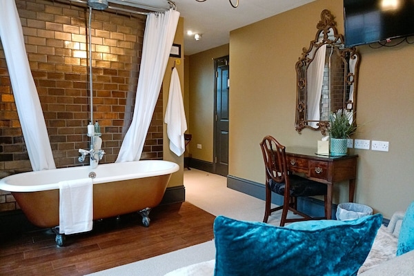 Quarto luxo, 1 cama King | Wi-Fi de cortesia, roupa de cama