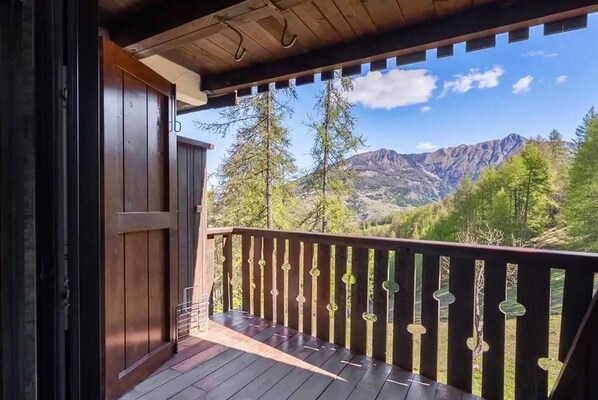 Ski-in/ski-out & foot of the slopes, 1st floor, view valley/ski slopes ...