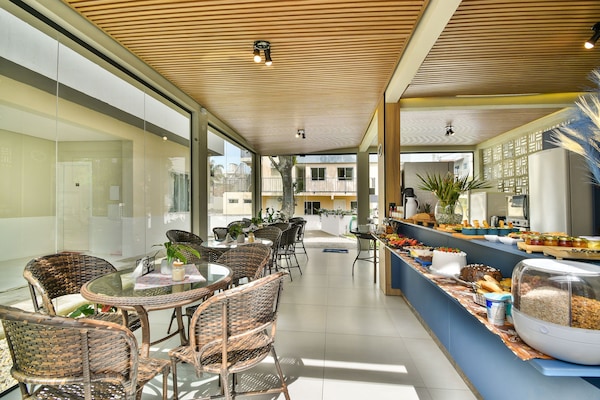 Café da manhã com buffet grátis todos os dias