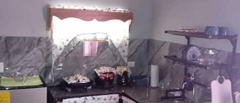 Quarto Quádruplo | Cozinha privada | Um micro-ondas