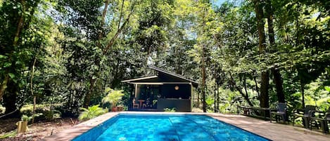 Piscina externa, espreguiçadeiras