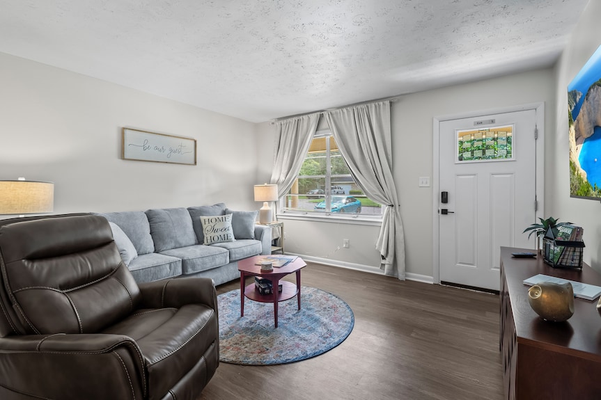 Hailey's Retreat-6 Minutes To Downtown Dothan! Spacious Home, Sunroom, Backyard! - Dothan, AL