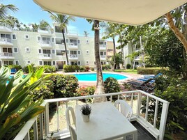 Suíte estúdio luxo, acesso à piscina, vista para a piscina | Terraço/pátio