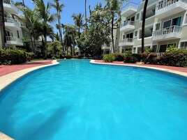 Piscina externa, funciona das 7h às 21h, espreguiçadeiras