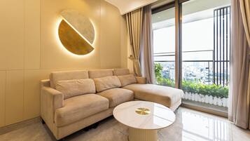 Apartamento luxo, 2 quartos, sacada, vista para a cidade | Área de estar