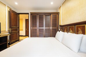 Apartamento, Vista para a cidade | Cofre no quarto, secretária, cortinas/cortinados opacos 