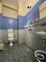 Chuveiro, produtos de toalete grátis, chinelos, toalhas de banho