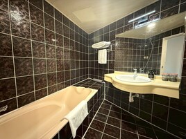 Quarto Duplo Standard, 1 cama de casal | Cortinas/cortinados opacos, ferro/tábua de engomar, Wi-fi grátis 