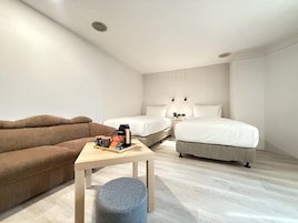 Quarto Twin Standard | Cortinas/cortinados opacos, ferro/tábua de engomar, Wi-fi grátis