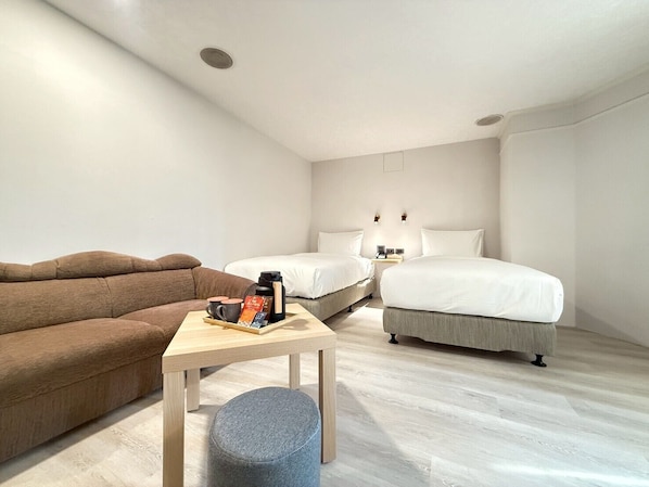 Quarto duplo básico, vista para a cidade | Cortinas blackout, ferros/tábuas de passar roupa, Wi-Fi de cortesia