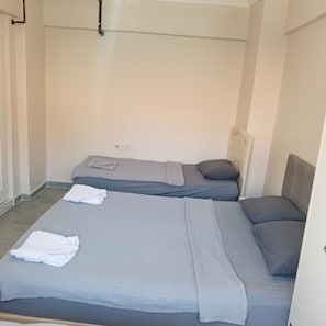 Secretária, cortinas/cortinados opacos, ferro/tábua de engomar
