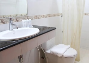 Produtos de toalete grátis, secador de cabelo, bidê, toalhas de banho