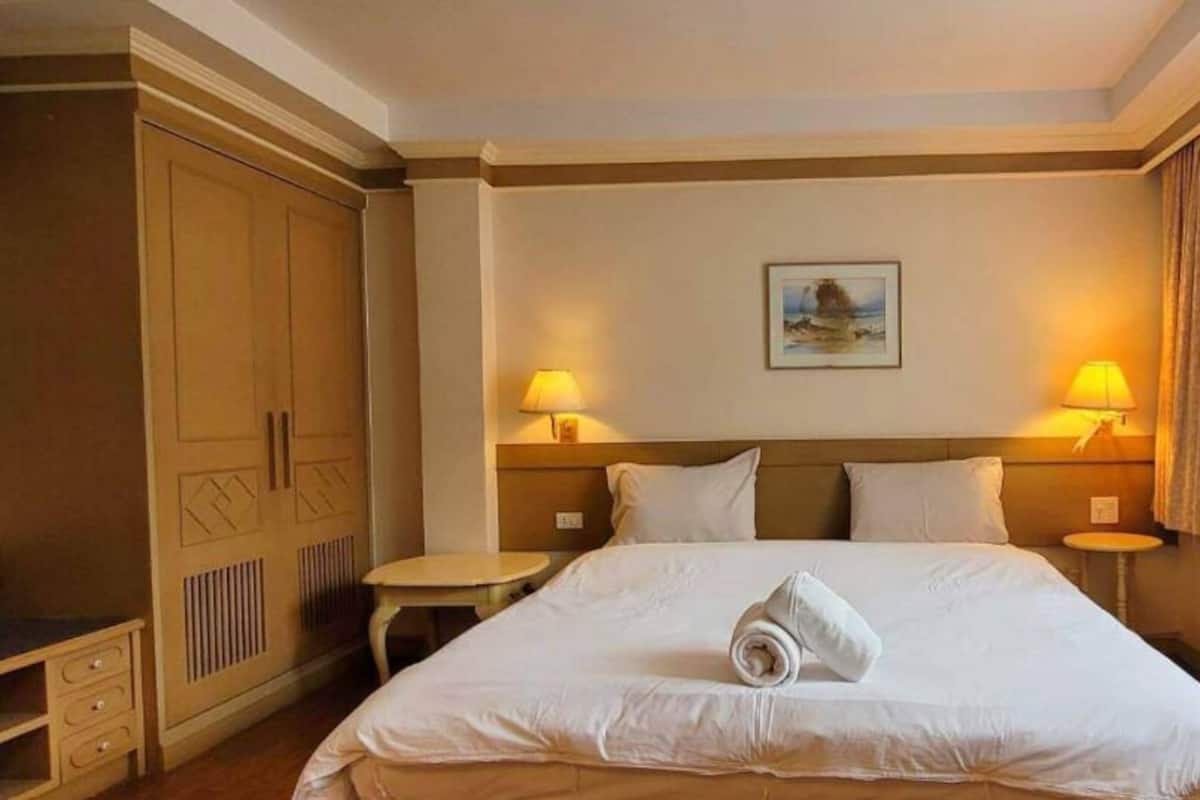 Quarto casal superior, vista para a cidade | Roupa de cama