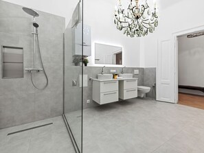 Apartamento Deluxe, 3 quartos, não fumadores, ar condicionado | Casa de banho