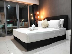 Apartamento família, sacada, vista para a cidade | Escrivaninha, espaço de trabalho para notebook, quartos à prova de som