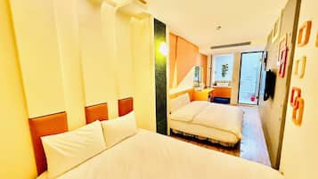 Quarto Quádruplo Comfort, Vista para a cidade | Secretária, secretária adequada para computadores portáteis