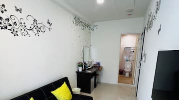 Quarto Duplo Comfort, vista parcial para o lago | Secretária, secretária adequada para computadores portáteis