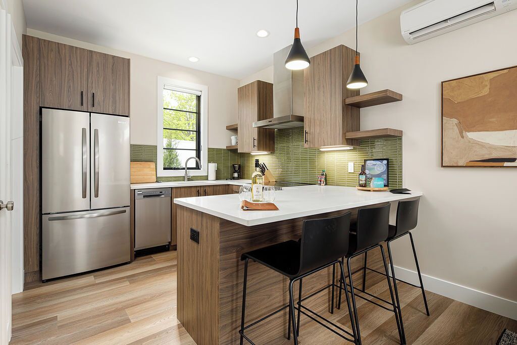 Geladeira grande, micro-ondas, fogão, cooktop