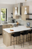 Geladeira grande, micro-ondas, fogão, cooktop