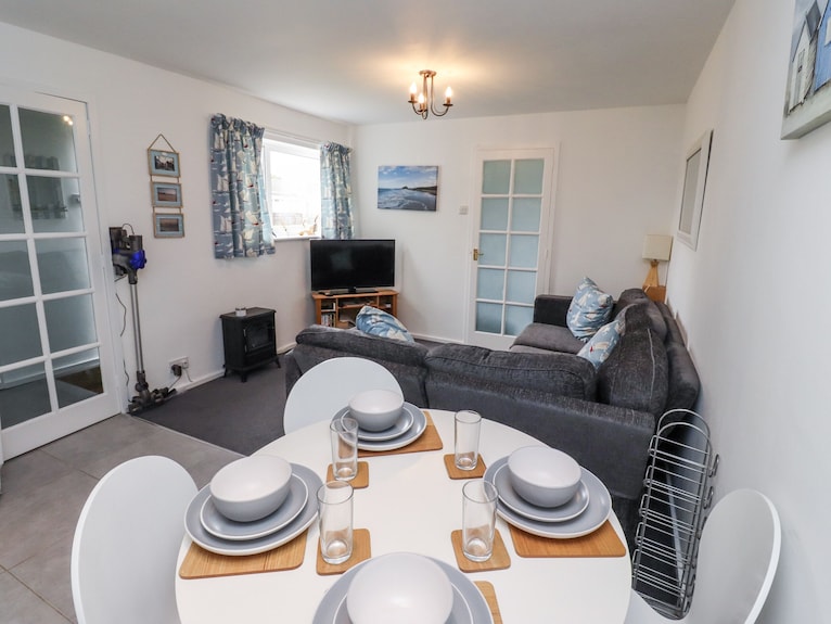 51 Longstone Park, Pet Friendly, With A Garden In Beadnell - Dunstanburgh Castle
