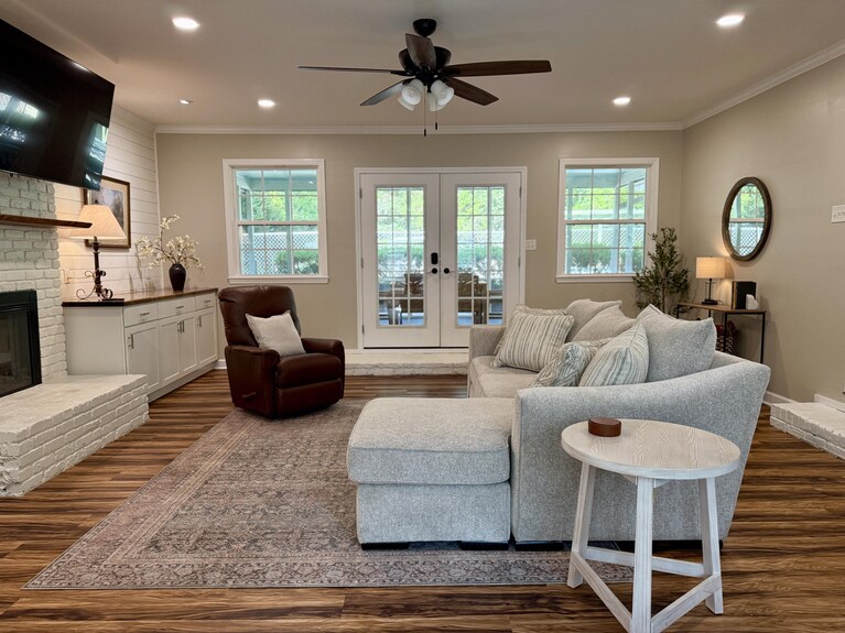 Southern Charm Home: Pool + Fireplace + Large Yard - 보스턴